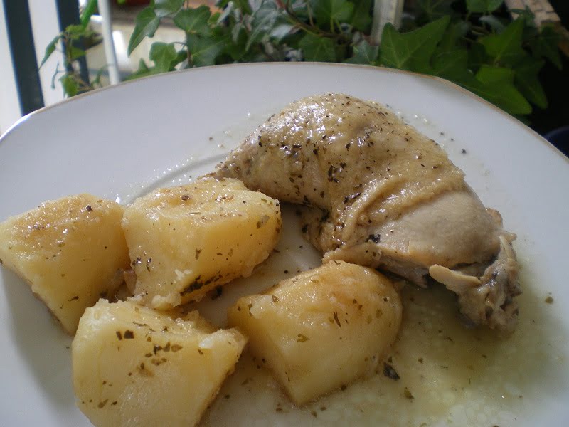 Kotopoulo Lemonato (Greek Chicken With Lemony Potatoes) - Kopiaste..to ...