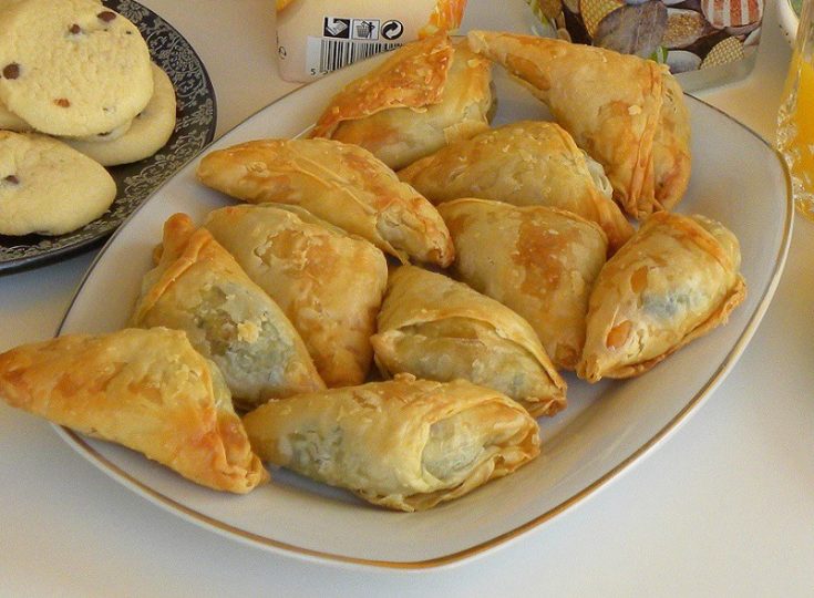 Spanakopita and Spanakopitakia with store bought phyllo - Kopiaste..to ...