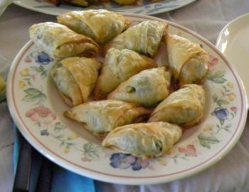 Spanakopita and Spanakopitakia with store bought phyllo - Kopiaste..to ...