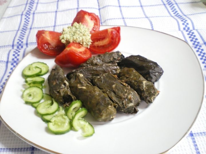 Koupepia me lahana (stuffed silverbeet dolmades) - Kopiaste..to Greek ...
