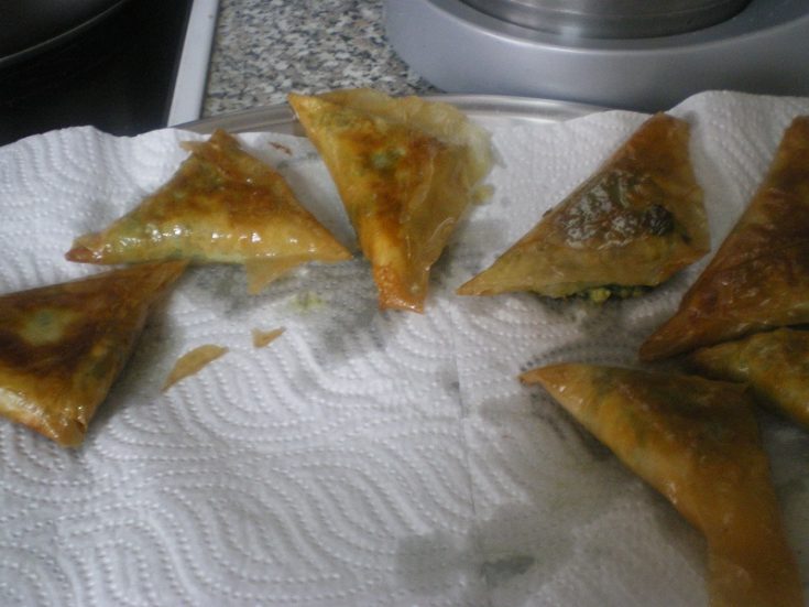 Spanakopita and Spanakopitakia with store bought phyllo - Kopiaste..to ...
