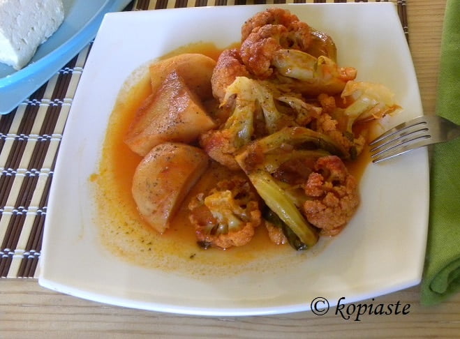 Kounoupidi me Patates Kapamas (Braised Cauliflower with Potatoes ...