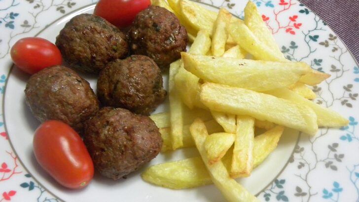 Sheftalia (Cypriot Crepinettes, served in Cypriot Pita Bread ...