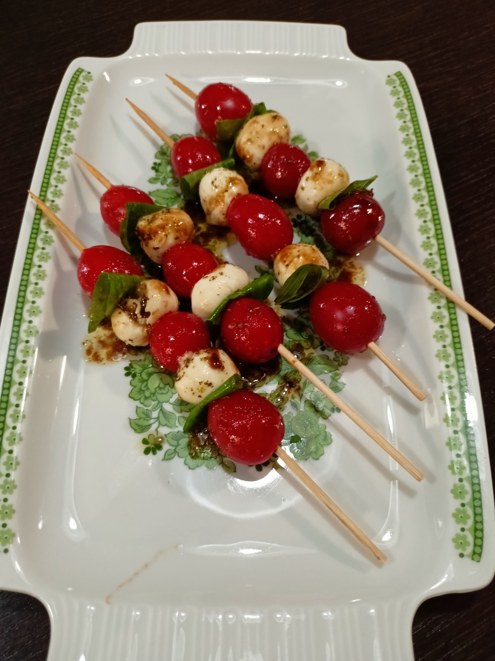 Mini Mozzarella and Basil Caprese Appetizers - Kopiaste..to Greek ...