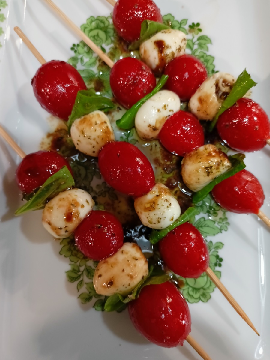 Mini Mozzarella and Basil Caprese Appetizers - Kopiaste..to Greek ...
